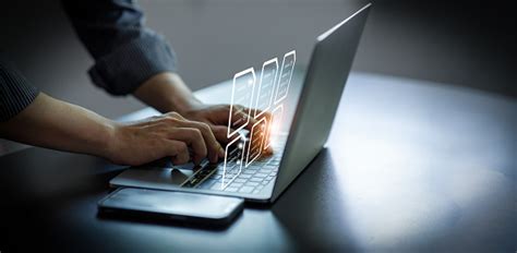 온라인 가상 화면과 문서가있는 랩톱 컴퓨터를 사용하는 비즈니스 핸드는 종이없는 품질 보증 및 Erp 관리 개념을 승인합니다 디지털 화면에 대한 스톡 사진 및 기타 이미지