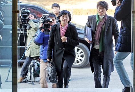 포토 헌법재판소 들어서는 이정희 통합진보당 대표 민중의소리