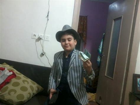 اشعار باور کن از این لبهای شیرین نگرانم چشمان مرا بسته و بند است