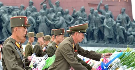 광복절 김정일 동상에 꽃다발 올리는 북한군