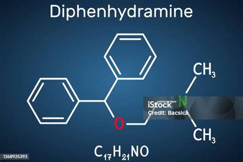 디펜히드라민 분자 그것은 계절 알레르기의 치료에 사용 되는 H1 수용 체 항히스타민 제 짙은 파란색 배경의 구조적 화학 포뮬러