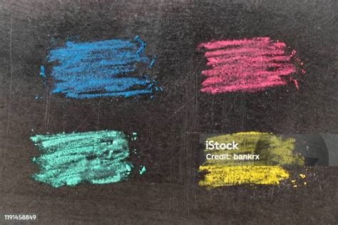 검은 색 보드 배경에 사각형 선 모양의 그런지 색상 분필 아트 브러시 장식 및 디자인 요소 0명에 대한 스톡 사진 및 기타 이미지 Istock