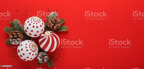 흰색과 빨간색 Baubles 공 선물 상자와 빨간색 배경에 장식 리본과 전나무 나무 가지와 샴페인 크리스마스 또는 새해 개념 새해 복 많은 2022 모의 프레임에 대한 스톡