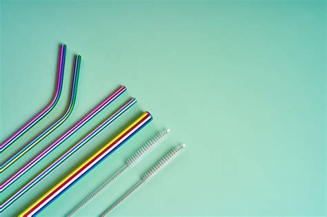 환경 관리의 현대적인 추세 음료를 위한 재사용 가능한 금속 빨대 일반적인 플라스틱 음료 빨대교체 0에 대한 스톡 사진 및 기타