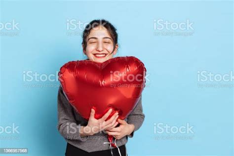 푸른 배경에 고립 된 심장 풍선으로 서 자연 메이크업과 좋은 젊은 미소 여자 발렌타인 데이 컨셉 선물에 대한 스톡 사진 및 기타 이미지 Istock