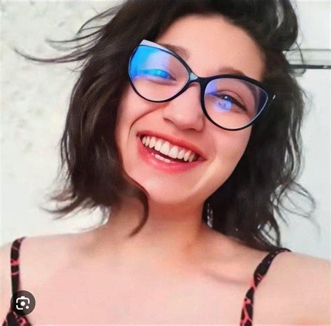 سارینا اسماعیل‌زاده نوجوان ۱۶ ساله و دانش‌آموز مدرسه فرزانگان در کرج بود؛ نوجوانی که براساس