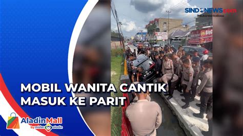 Viral Mobil Cewek Cantik Terperosok Ke Parit Dibantu Satu Batalion