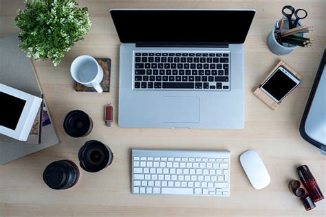 노트북 노트북 연필 및 펜이 있는 업무책상 책상에는 식물 파일 스위치 이어폰 스마트 폰이 있습니다 0명에 대한 스톡 사진 및