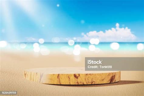 푸른 하늘과 흰 구름이 있는 해변에 제품 전시 프레젠테이션을 위한 복사 공간이 있는 3d 나무 연단 열대 여름과 휴가 개념입니다 그래픽 렌더링 그림입니다 0명에 대한 스톡