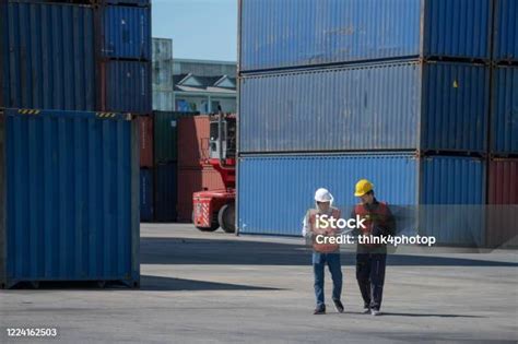 포먼 제어 수입 수출화물화물 선박에서 컨테이너 상자를 적재 포먼 제어 산업 컨테이너화물화물 선 비즈니스 수입 및 수출 물류 개념 트럭에 대한 스톡 사진 및 기타 이미지