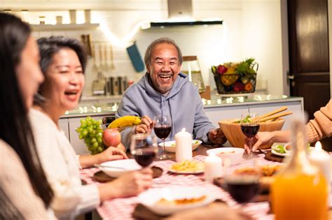 행복한 가족 시간과 관계 집에서 음식을 먹는 작은 파티를 갖는 아시아 의 대가족 조부모는 식탁에서 함께 음식과 음료를 마시는 아이와 조카를 보고 기뻐합니다 가족에 대한 스톡