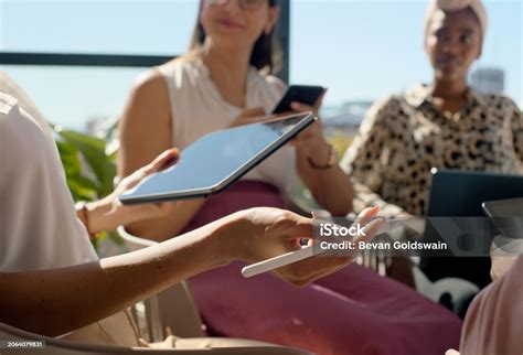 비즈니스 팀 및 디지털 기술과의 만남 및 재무 성장을 위한 연례 보고서 또는 회사 정보에 대한 대화 사람 사무실 및 태블릿 협업 및 온라인 검색 개발 20 24세에 대한