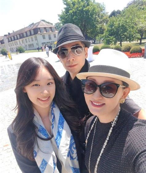 赵文卓夫妇参加爱女结业礼 一家三口合照超温馨 搜狐大视野 搜狐新闻