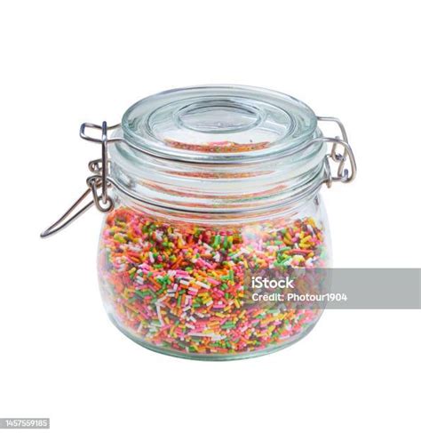 흰색 배경에 격리된 잠글 수 있는 뚜껑이 있는 투명한 유리 병입니다 화려한 장식 케이크 아이스크림 도넛 및 컵 케이크와 같은 토핑에 사용되는 착빙 설탕을 포함합니다 개체