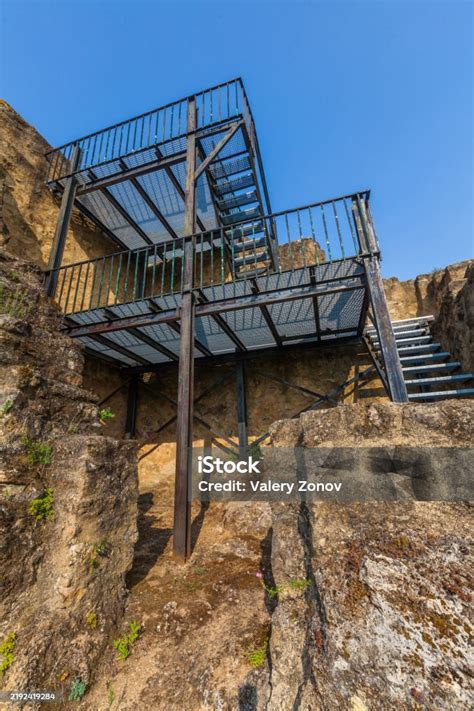맑고 푸른 하늘을 배경으로 바위가 많은 언덕에 계단이 있는 금속 전망대가 세워져 있습니다 강철에 대한 스톡 사진 및 기타 이미지 강철 건설 산업 건축 Istock