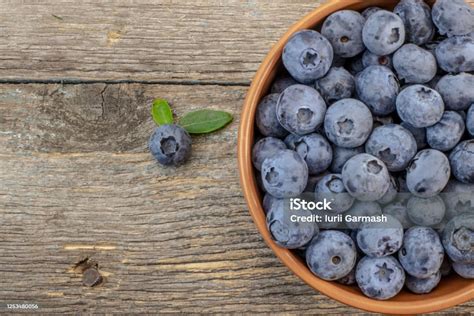 건강한 식생활과 영양을 위한 개념 푸른 나무 테이블에 녹색 잎과 육즙과 신선한 블루 베리 나무 배경에 블루 베리 블루베리 항산화제 0명에 대한 스톡 사진 및 기타 이미지