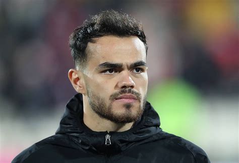 اوستون اورونوف در گفتگو با طرفداری؛ بازیکن کامل؟ ترکیبی از مسی و