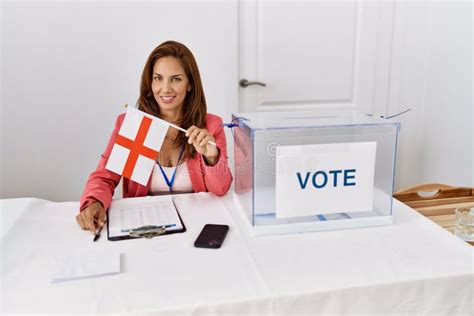 Joven Latina Sonriente Confiada Sosteniendo La Bandera De Inglaterra En La Universidad Electoral