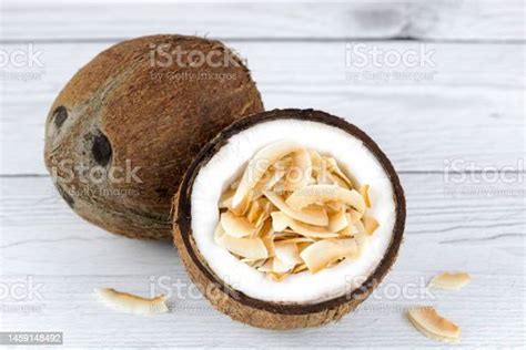 코코넛 칩 또는 코코넛 플레이크는 나무 배경에 신선한 코코넛에 있습니다 건강한 간식 코코넛 디저트 코코넛에 대한 스톡 사진 및 기타 이미지 Istock