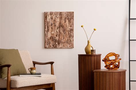 모형 포스터 프레임 나무 사이드 테이블 베이지색 안락의자 녹색 베개 우아한 개인 액세서리가 있는 거실의 복고풍 밝은 공간 베이지 색 벽 미니멀리스트 홈 인테리어 템플렛 0