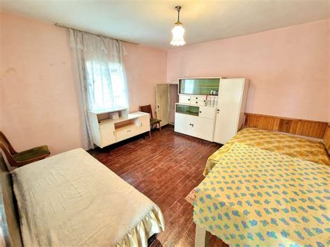 Плачидол Къща с голям двор с Плачи дол Едноетажна къща 95 кв м РЗП 2650 кв м двор Къщи