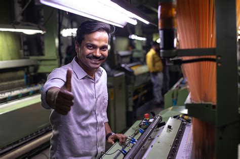 섬유 공장에서 장비를 사용하는 동안 엄지손가락을 치켜세우는 작업자 공장 산업 건물에 대한 스톡 사진 및 기타 이미지 공장 산업 건물 긍정적인 감정 표현 기술 Istock
