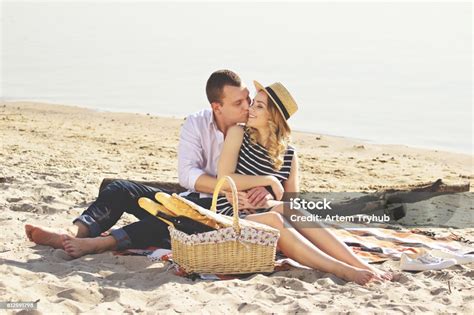 당신은 나의 행복입니다 가로 총 캐주얼 의류 드레스에서 그의 사랑 스러운 여자 친구를 키스 하 고 해변에서 피크닉을 하면서 웃 고 있는 남자에 2명에 대한 스톡 사진 및