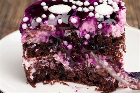 스폰지 케이크와 버터 크림 케이크로 만든 퍼프 페이스트리와 건포도 맛 보라색에 대한 스톡 사진 및 기타 이미지 보라색 블루베리 검은색 까치밥나무 열매 Istock