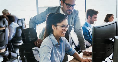 행복한 사업가들이 일하고 재미있고 직장 사무실에서 수다를 떨고 있다 사진 Unsplash의 사무실 이미지