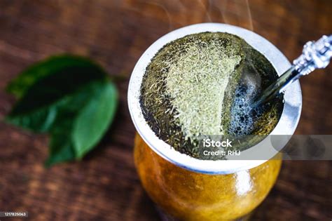 나무 테이블에 칼라바시에 예르바 마테 차 전통 아르헨티나 우루과이 및 브라질 음료 리오 그란데 도 술에서 전형적인 음료 0명에 대한 스톡 사진 및 기타 이미지 Istock