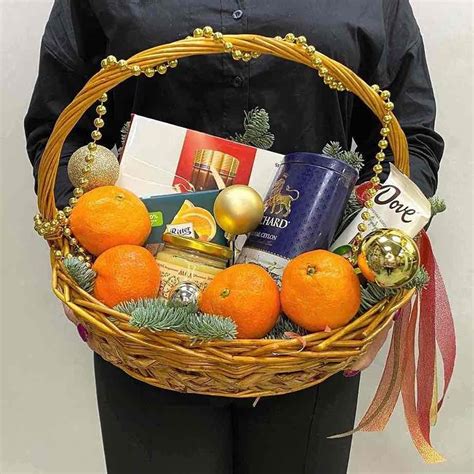 Новогодняя корзина с продуктами – купить с доставкой в Москве | Миллион ...