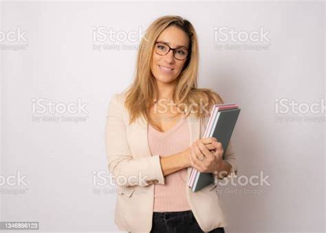 흰색 배경 스튜디오에서 고립 된 쾌활한 젊은 사업가 성취 경력 재산 사업 개념 경영자에 대한 스톡 사진 및 기타 이미지 경영자 교육 명랑한 Istock