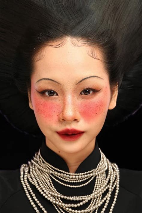 검은색 배경 고귀한 눈 화장 대담한 독특한 메이크업 드라마틱 메이크업 럭셔리 매우 복잡한 매혹적인 모델 미용 사진 보다 보석 블러쉬 사람 생생한