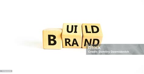 브랜드 심볼을 구축하십시오 컨셉 단어 나무 큐브에 브랜드를 구축하십시오 아름다운 흰색 테이블 흰색 배경 브랜드와 비즈니스 개념을