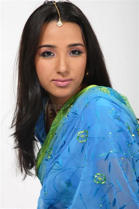 Sch Nes Indisches M Dchen Mit Der Klinge Stockfoto Bild Von Rand Attraktiv