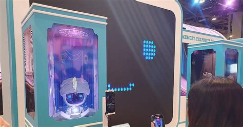 Ai 포춘텔러로 타로점 보는 관람객