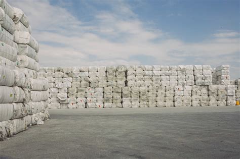 실을 모으는 기계 가까이서 볼 때 스레드합니다 자동 섬유 공장 실 실 여러 개의 열린 스레드 직물 공장 섬유 공장의 와인딩 머신 자동 장치 섬유 공장 0명에 대한 스톡 사진