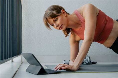 온라인 피트니스 자습서를 따르는 동안 집에서 운동 하는 아름 다운 적합 한 여자 분홍에 대한 스톡 사진 및 기타 이미지 분홍 운동 인터넷 Istock