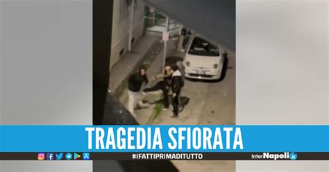 Soccavo Come Il Far West Accerchiano E Picchiano Un Ragazzo Poi Gli Puntano La Pistola Alla