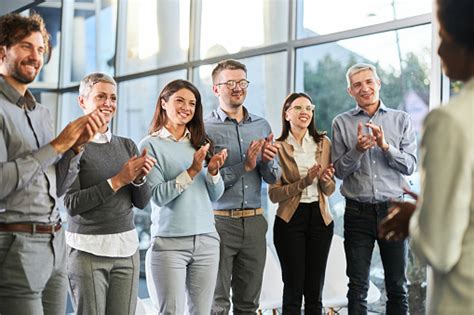 성공적인 교육 행사에 박수를 보내는 행복한 비즈니스 사람들 사진 이미지에 대한 스톡 사진 및 기타 이미지 사진 이미지 Mental Wellbeing 교육 Istock