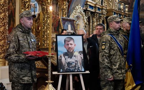 У Києві попрощались із військовим і волонтером Павлом Петриченком фото Читайте на Ukr Net