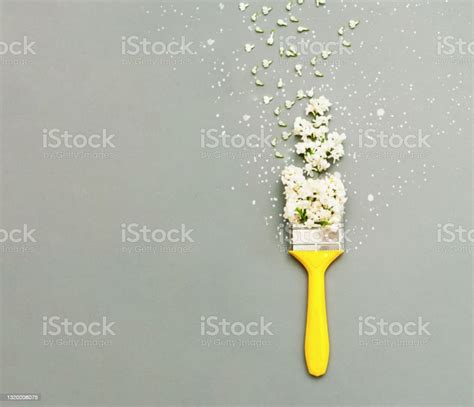 회색 배경에 흰색 라일락 꽃무융기 브러시 2021의 트렌디 한 색상 축제 배경 또는 프로젝트에 대한 개념 안녕하세요 여름 크리에이티브 카피 공간 개념에 대한 스톡 사진 및