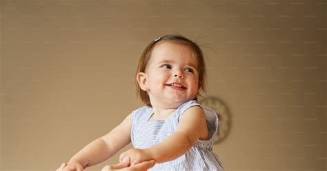 젊은 어머니는 바닥에서 딸과 놀고 있습니다 어머니는 작고 귀여운 아기와 함께 자유 시간을 즐기고 있습니다 엄마 다리에 앉아 있는 아기 사진 Unsplash의 초상 이미지