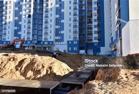 건설 현장에서 트렌치에 난방 파이프를 누워 수도 주 및 위생 하수구의 지하 폭풍 시스템을 설치합니다 집안의 아파트의 냉수 및 온수 난방 및 난방 시스템 건설 산업에 대한