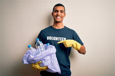잘 생긴 아프리카 계 미국인 자원 봉사자 남자 재활용 플라스틱 병 돌보는 환경 매우 행복 가리키는 손과 손가락 사람들에 대한 스톡 사진 및 기타 이미지 Istock