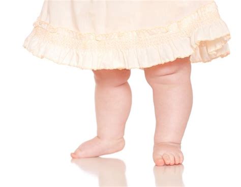 پاهای کوچک جذاب را که در اولین مراحل انجام می دهند ببندید 1500704