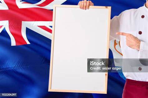 앵귈라 국기 배경에 빈 화이트 보드 메뉴를 들고 안 시 언 요리사 텍스트에 대 한 균일 한 포인팅 공간을 착용 요리 고급 요리에 대한 스톡 사진 및 기타 이미지 Istock