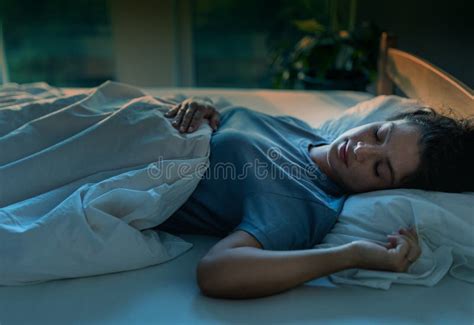 Mujer Durmiendo En La Cama Por La Noche Foto De Archivo Imagen De Mentira Noche