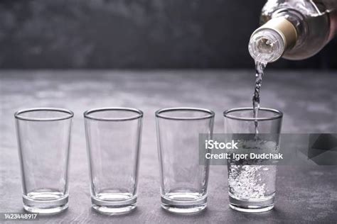 병에서 보드카를 검은 배경의 유리에 붓고 선택적으로 초점을 맞 춥니 다 0명에 대한 스톡 사진 및 기타 이미지 0명 건강