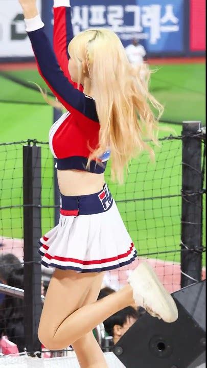 허경민 응원에 몸을 턴해서 예쁜 얼굴을 보여주는 안혜지 An Hye Ji Cheerleader Youtube